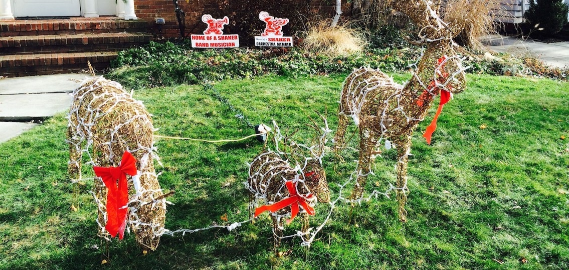 Decorating Together at Christmas? Now the Little Red Hen Decorates