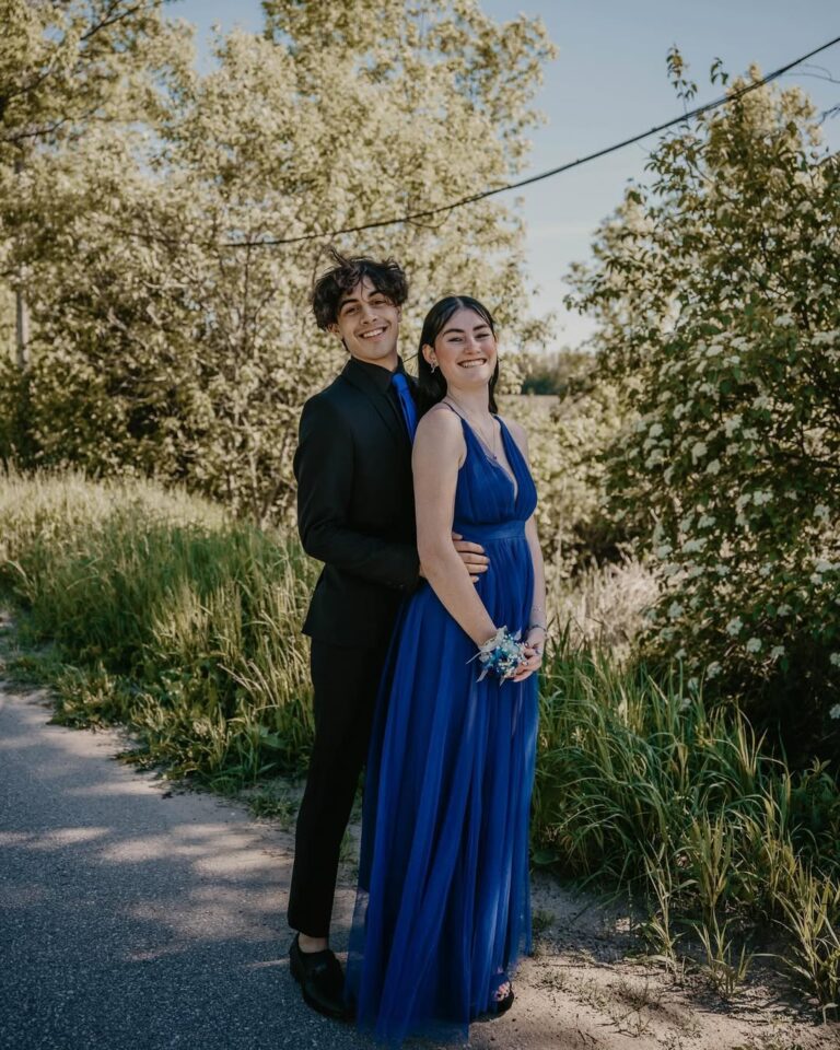 22 Prom Picture Poses For Teenagers