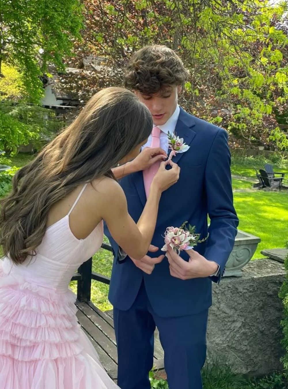 22 Prom Picture Poses For Teenagers – ParentingBest.com