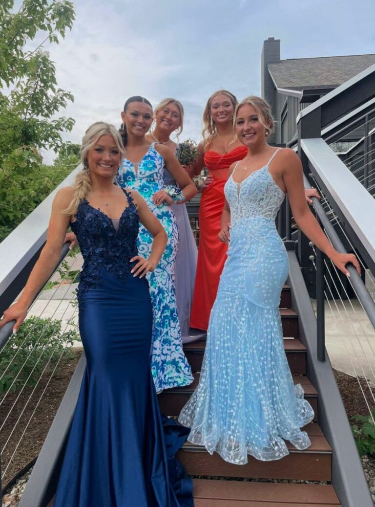 22 Prom Picture Poses For Teenagers