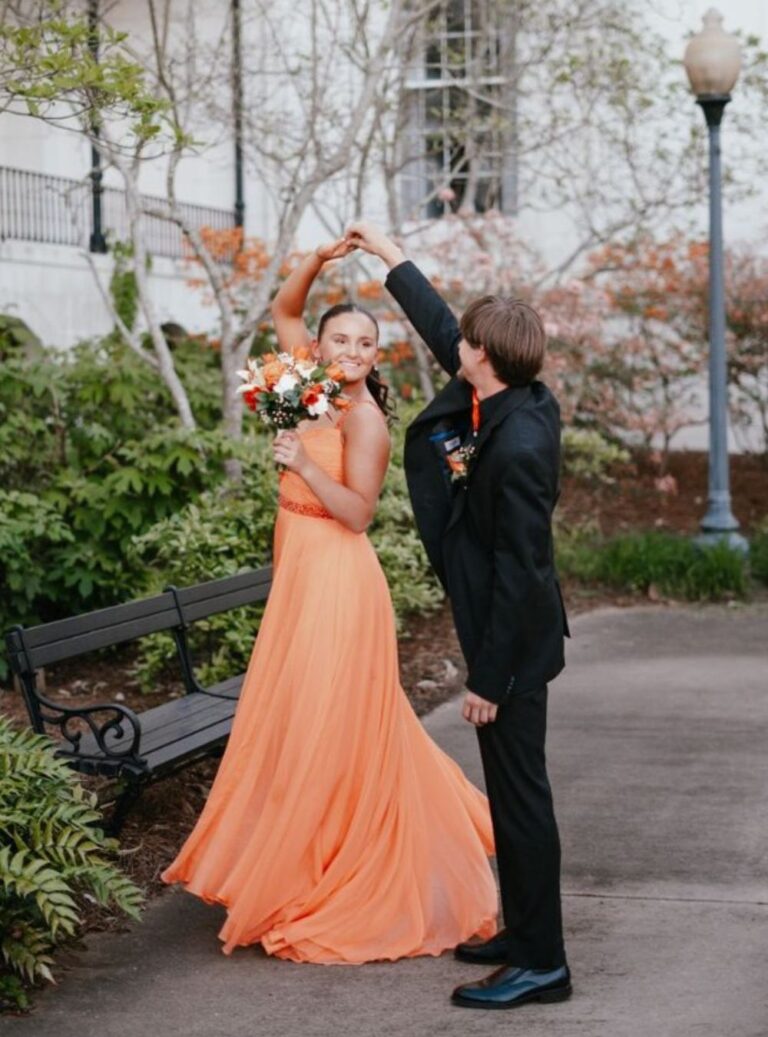 22 Prom Picture Poses For Teenagers
