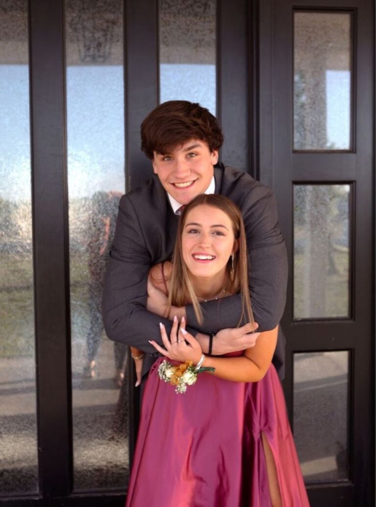 22 Prom Picture Poses For Teenagers