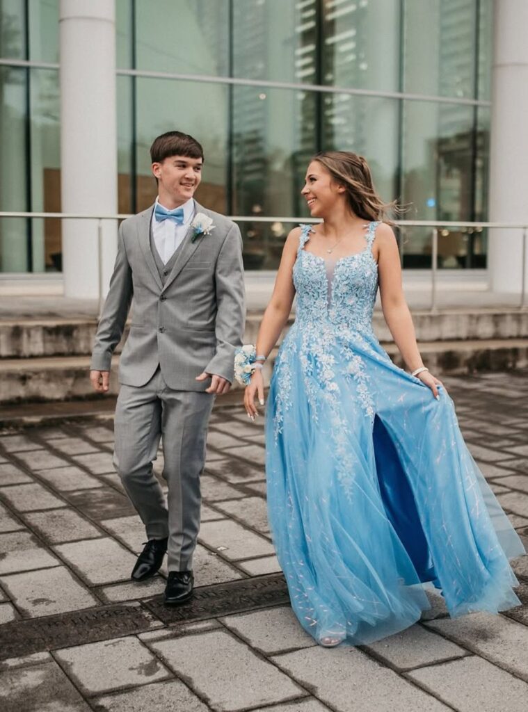 22 Prom Picture Poses For Teenagers