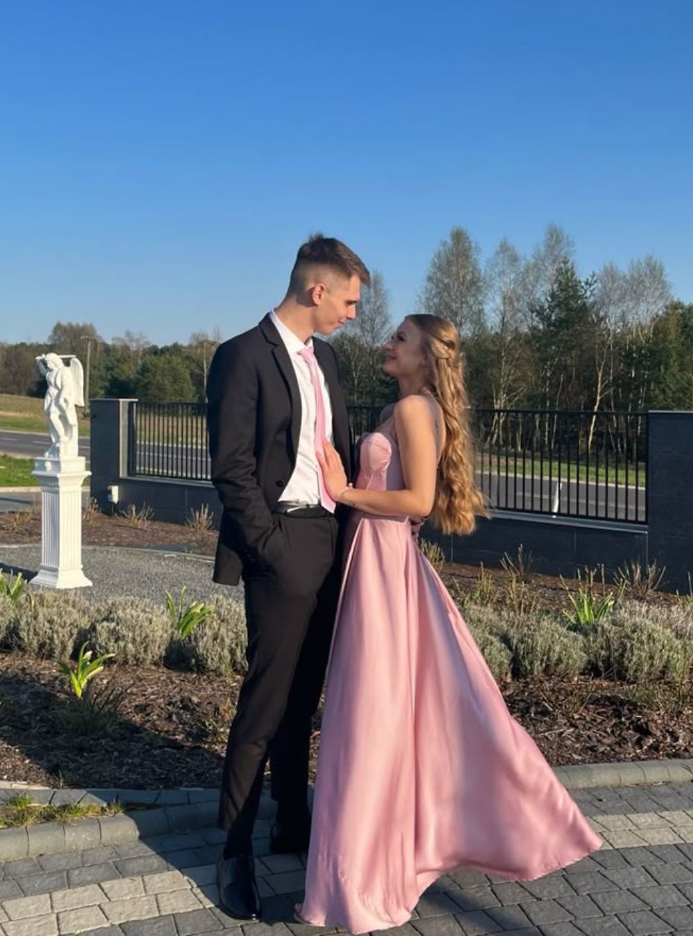 22 Prom Picture Poses For Teenagers