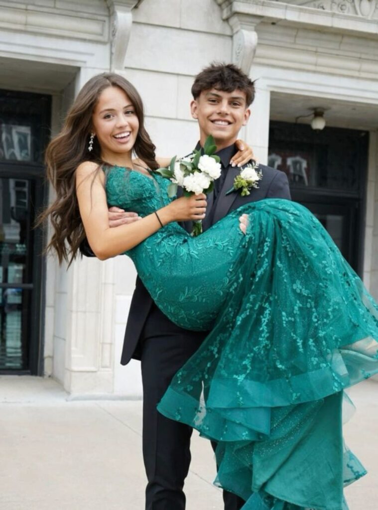 22 Prom Picture Poses For Teenagers